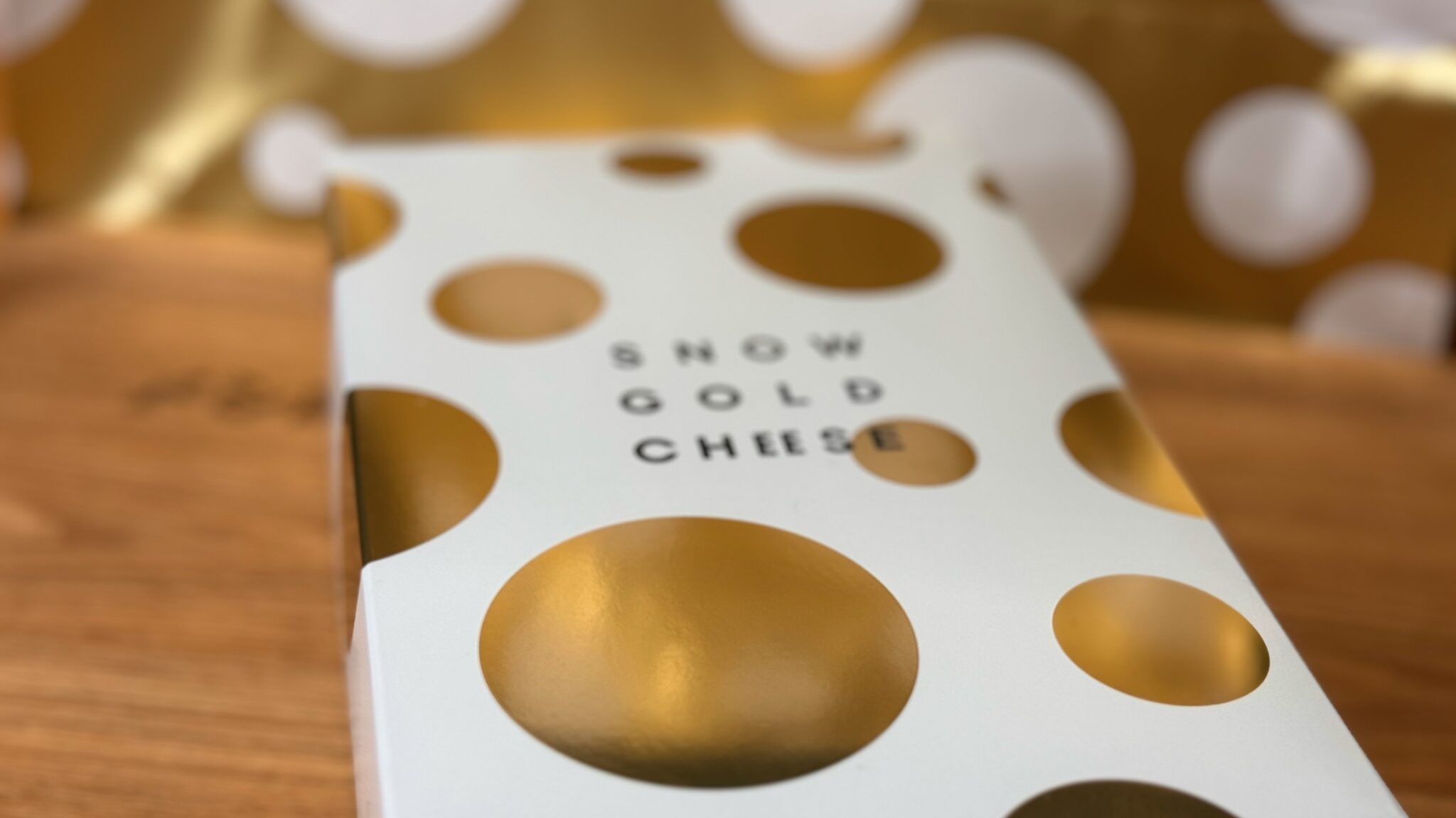 北海道土産の新定番！『[SNOW]CHEESE(スノーチーズ)』『ニセコメイプルバター』行列必至の人気土産【購入品紹介】 | メシ旅ほっかいどう