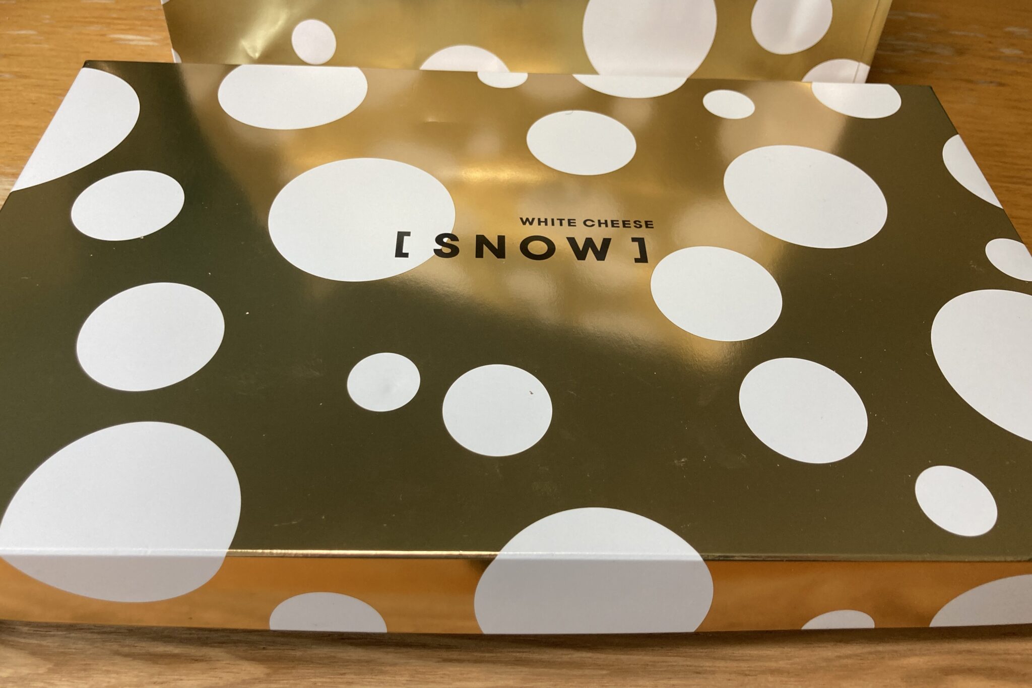 北海道土産の新定番！『[SNOW]CHEESE(スノーチーズ)』『ニセコメイプルバター』行列必至の人気土産【購入品紹介】 | メシ旅ほっかいどう