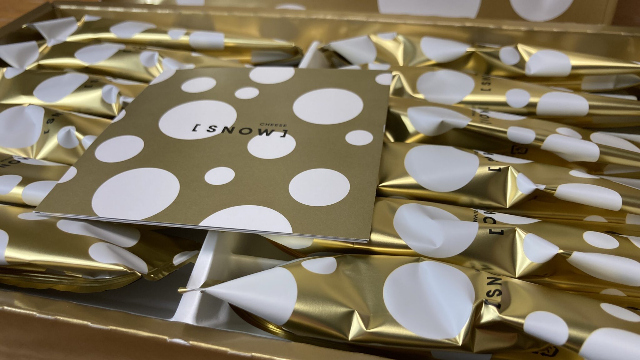 北海道土産の新定番！『[SNOW]CHEESE(スノーチーズ)』『ニセコメイプルバター』行列必至の人気土産【購入品紹介】 | メシ旅ほっかいどう