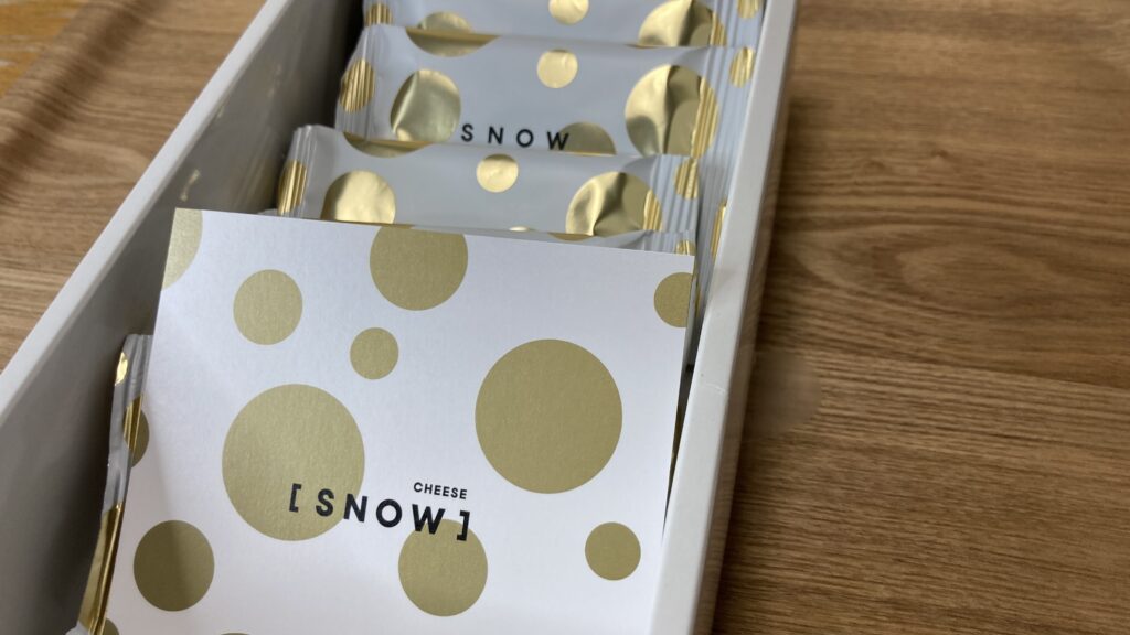 北海道土産の新定番！『[SNOW]CHEESE(スノーチーズ)』『ニセコメイプルバター』行列必至の人気土産【購入品紹介】 | メシ旅ほっかいどう